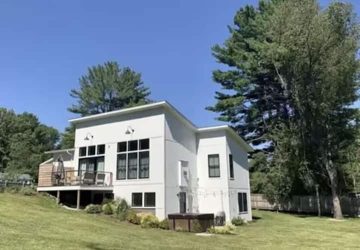 Spacious & Modern Berkshires Getaway - Stockbridge