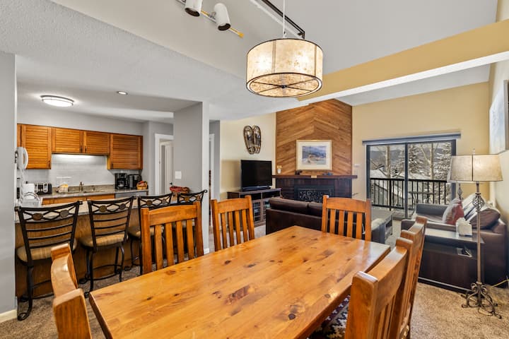 Split Level Condo Near Ski-access To Pool/ Hot - Steamboat Springs, CO