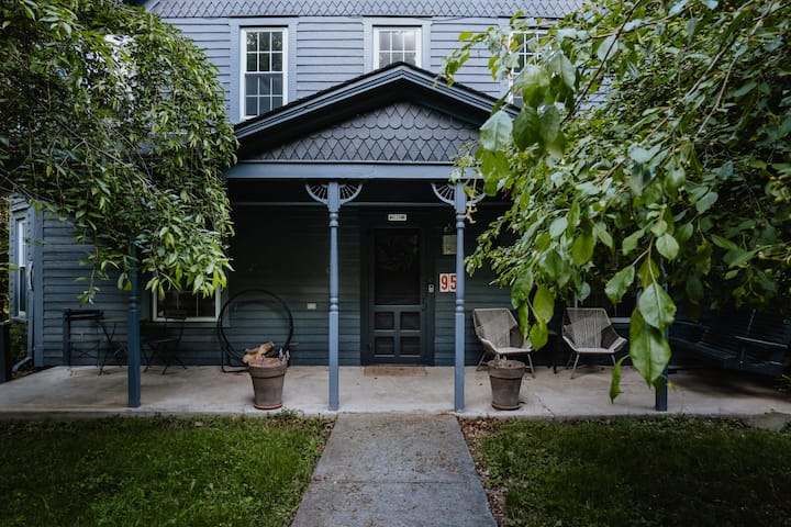 The Gables Newly Renovated Farmhouse Sleeps 17 - نيويورك