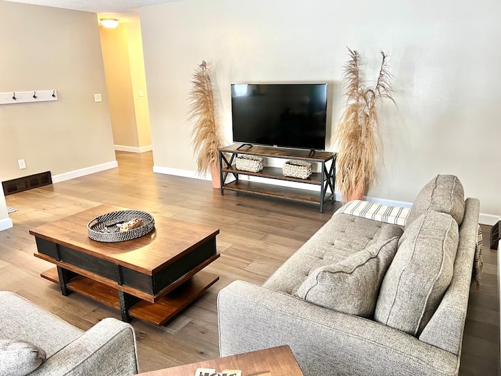 Spacious 5br W/ Theater, Game Room & Backyard Fun - Fargo, ND