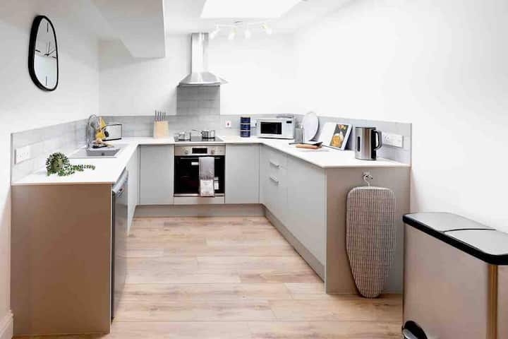 Deluxe One Bed Flat Near Ely Cathedral - Sleeps 4 - Ely