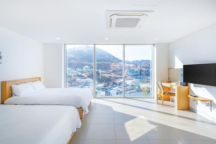 Geojae Sanggaksokeui Jip Pesnion - Tongyeong