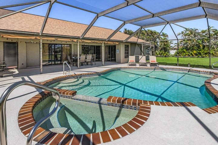 Heated Pool, Sleeps 8 - Villa Sunny Daze - Cape Coral, FL