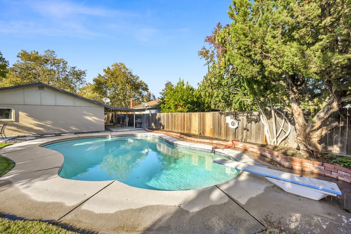 Charming 3 Bedroom Roseville Home With Pool - Roseville, CA