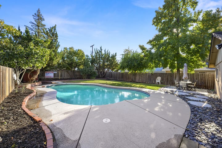 Charming 3 Bedroom Roseville Home With Pool - Roseville, CA