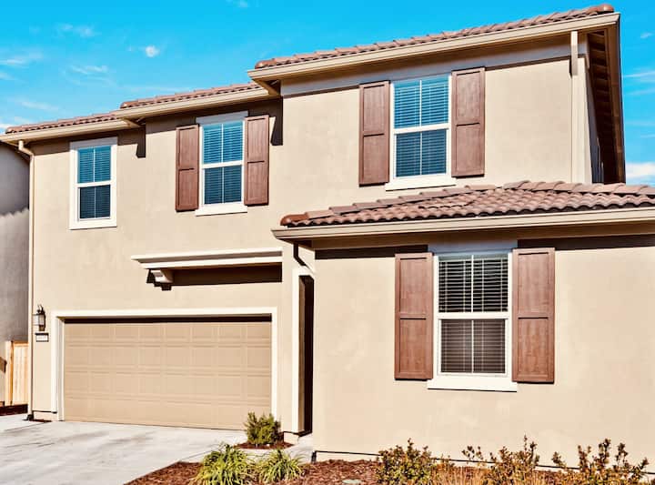 Spacious & Cozy Home For The Whole Family - Rocklin, CA