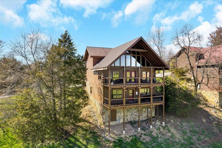 Pigeon Forge Lux Cabin - Views, Hot Tub, Gameroom - Douglas Lake, TN