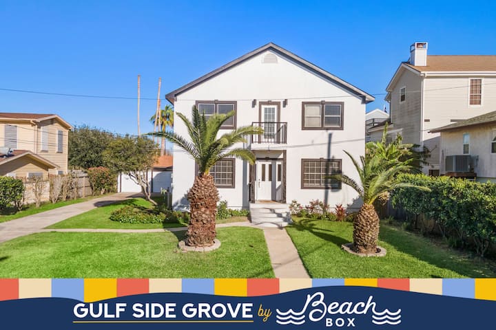 Beautiful Home W/ A Private Pool Near The Seawall - Galveston, TX