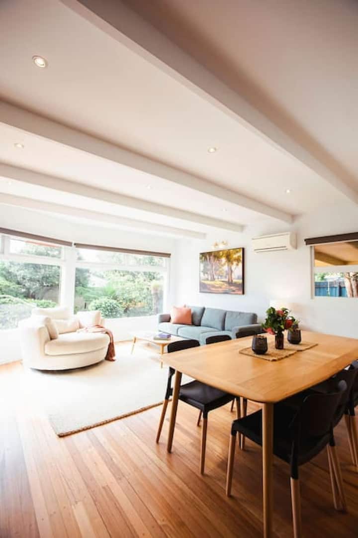Very Cool Mid Century, Pet Friendly Urban Oasis - Geelong