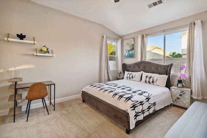 Spacious Modern Getaway For You - Palmdale, CA