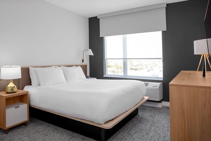 Look No More! 4 Relaxing Units, Free Breakfast - Clearwater, FL