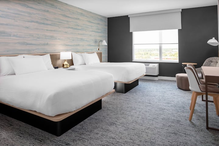 Rare Gem! Free Breakfast, Free Parking, Pool - Clearwater, FL