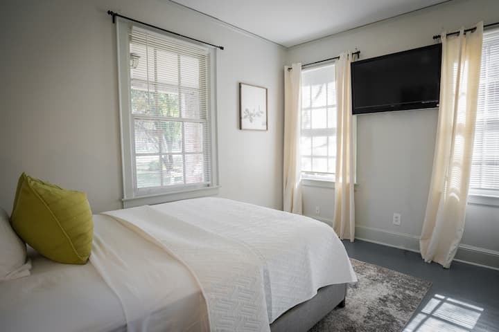 Cozy 2br Pet-friendly Home - Montgomery, AL