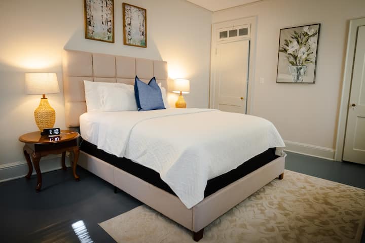 Spacious & Comfortable 2br | Pet-friendly Home - Alabama Safari Park