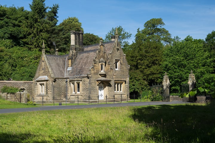 Top Lodge - Historic Gatehouse At The Heart Of Yorkshire Rewilding Sanctuary - Skipton