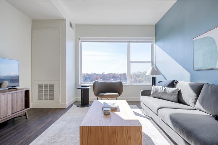Blueground | Elmhurst, Lounge, Pool & Gym Nr Metra - Chicago
