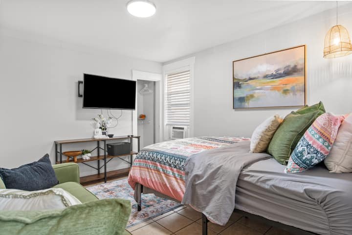 Cozy Studio | Prime Location | Fast Wifi & Parking - Billings, MT