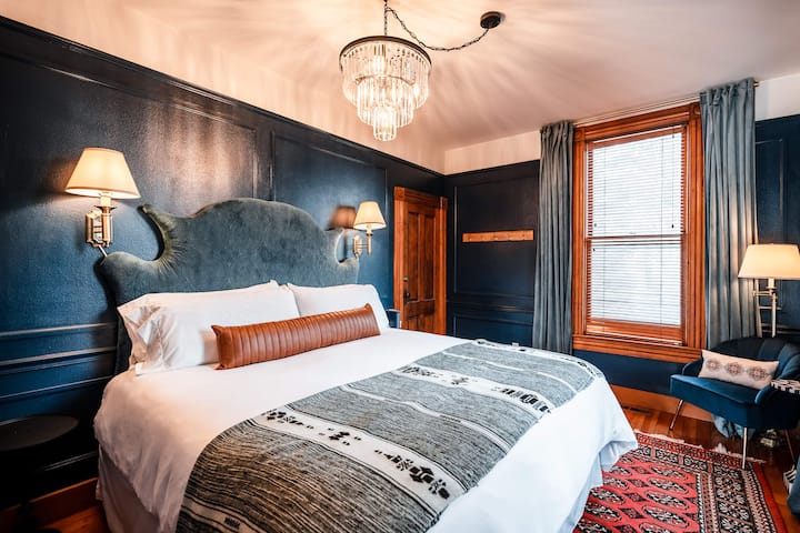The Matriarch Boutique Suite 3 | Downtown Ashland - Ashland, OR