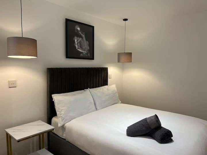 Superior Flat-jaccuzi With Surroundsound & Netflix - Bradford, United Kingdom