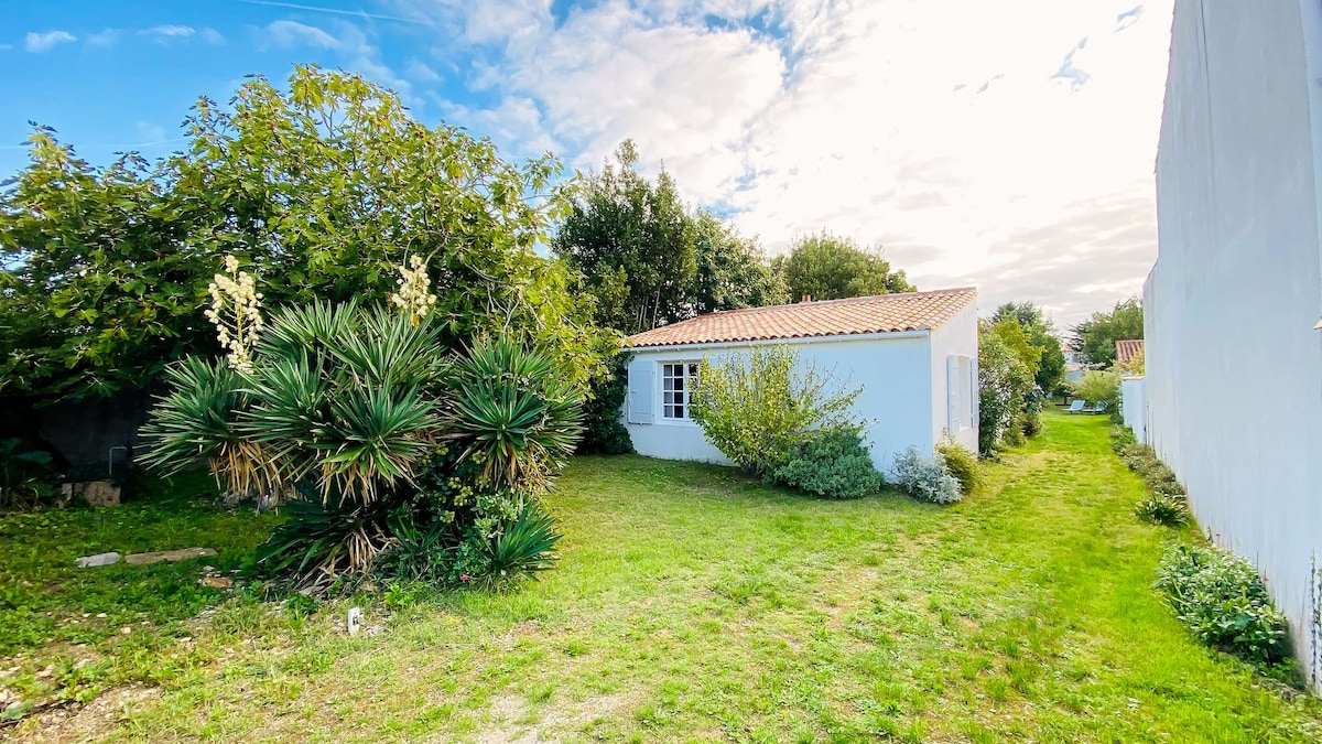 Pretty house in the heart of Loix with parking - Houses for Rent in ...