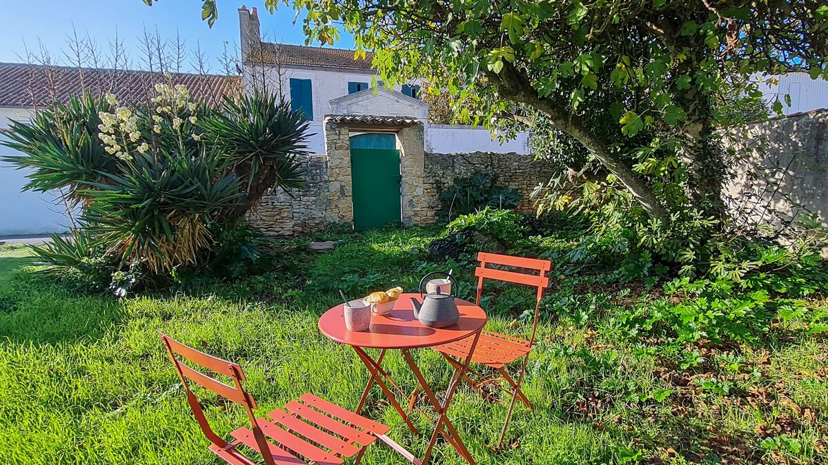 Bonita casa en el corazón de Loix con aparcamiento. - Airbnb