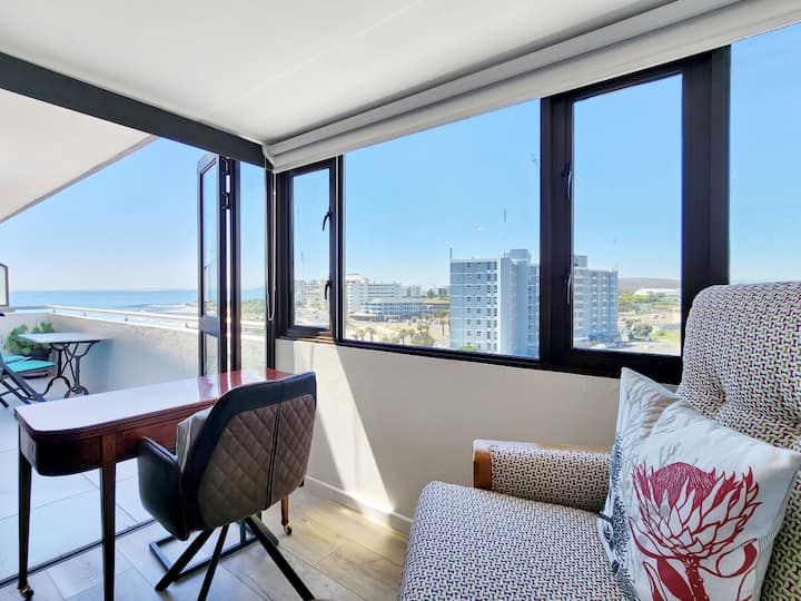 Lovely 2-bed, Promenade & Stadium Views - Cape Town