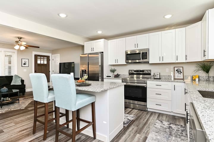 Greenville Gateway: Elegant Urban Retreat - Piedmont, SC