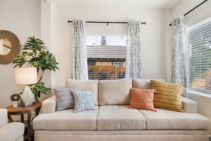 Quick Jaunt To Rainey | Exquisite Stylish Bungalow - Austin