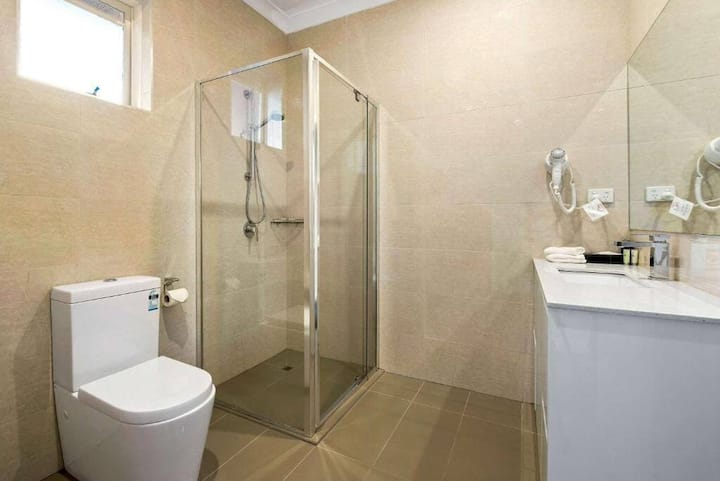 Cozy Family Room With Queen And Singe Bed - Dandenong