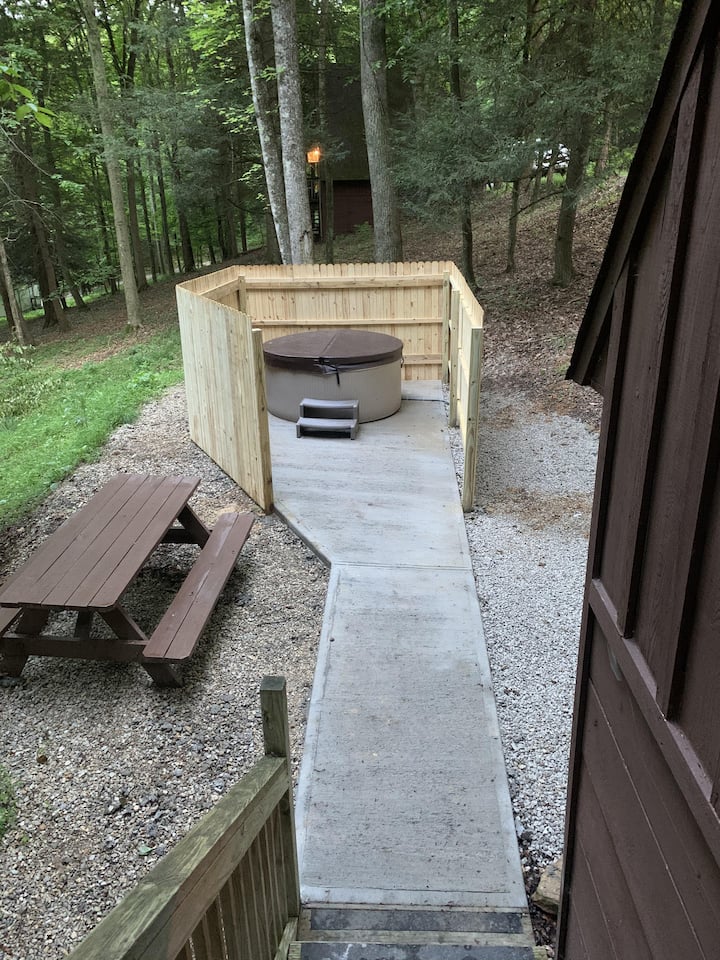 Chalet With Hot Tub & Pet Friendly - Summersville, WV