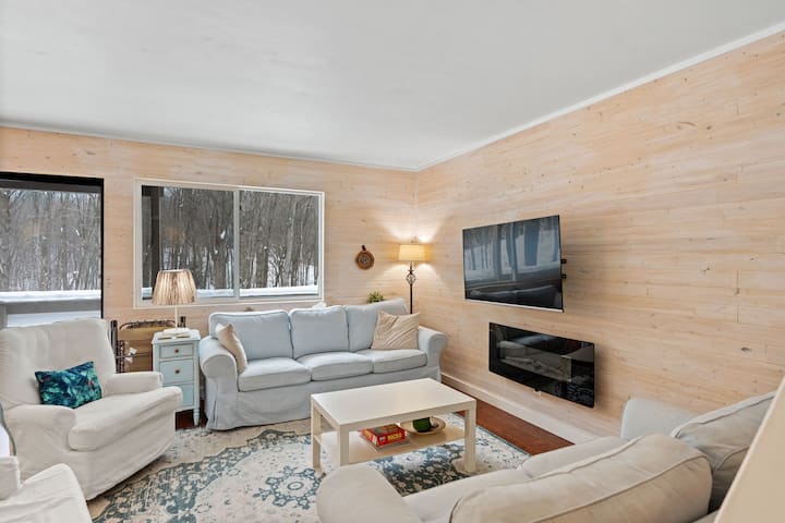 Captivating Hideaway Valley Condo #9 - Harbor Springs, MI