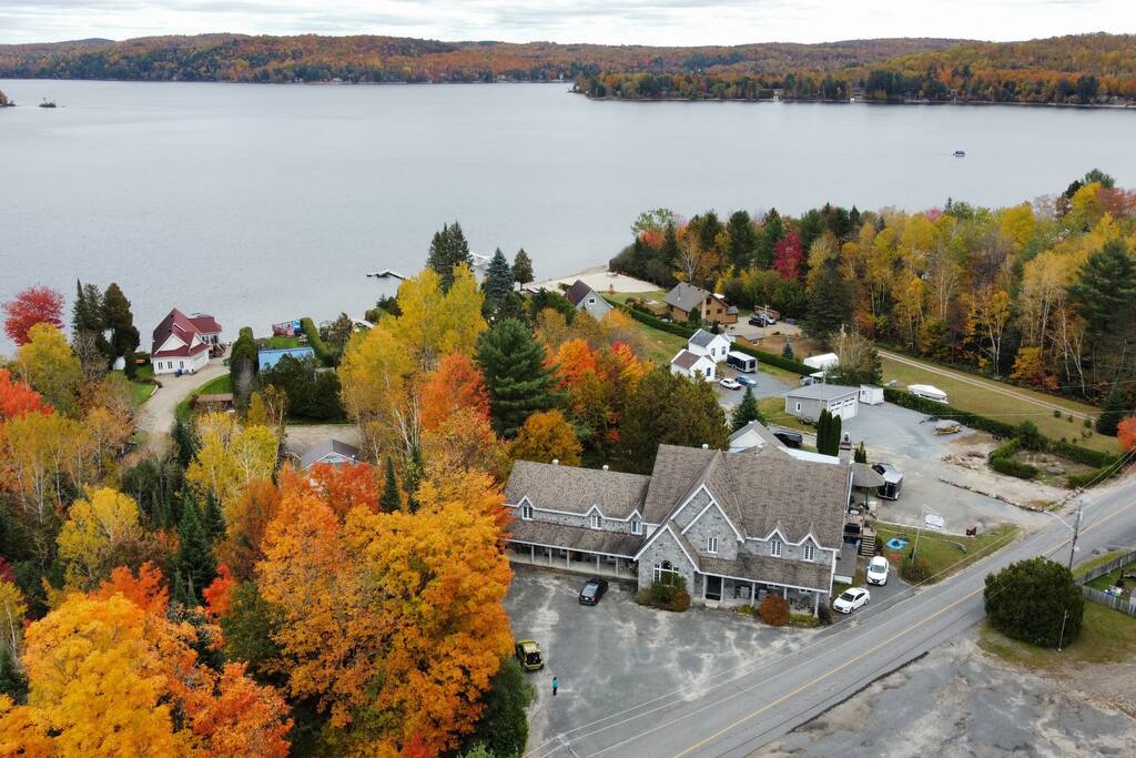 Manoir du Lac Simon | Pool | Spa - Chalets for Rent in Chénéville ...