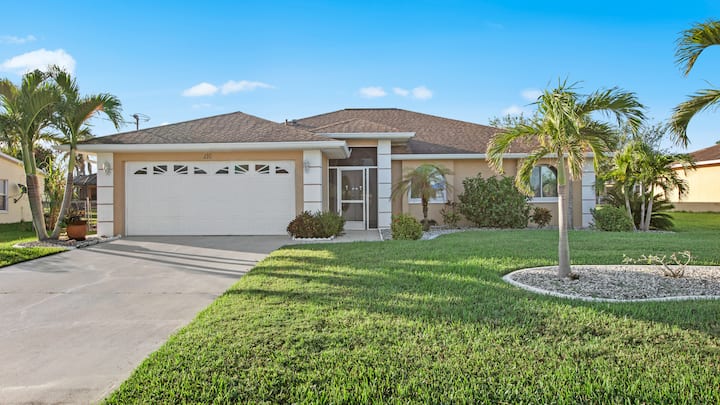 Cape Coral Reef 5 Bed 4 Bath Courtyard Pool Home - Cape Coral, FL