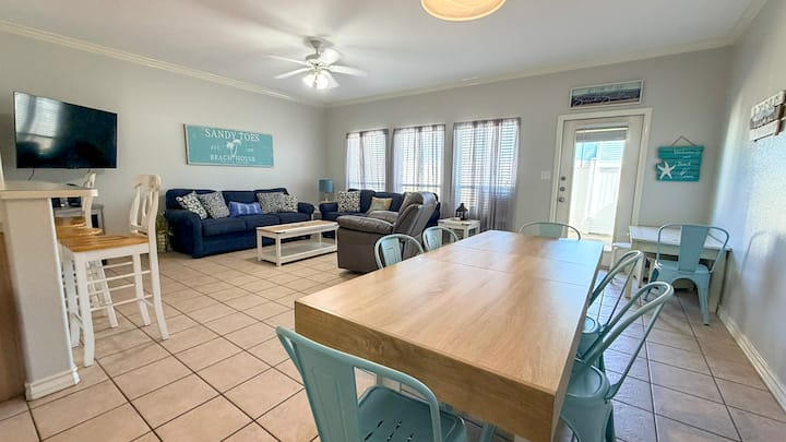 Escape & Unwind | Heated Pool, Patio & Balcony - Corpus Christi, TX