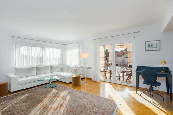 Elegant 2-bedroom Apartment With Balcony In Rovinj - Rovinj