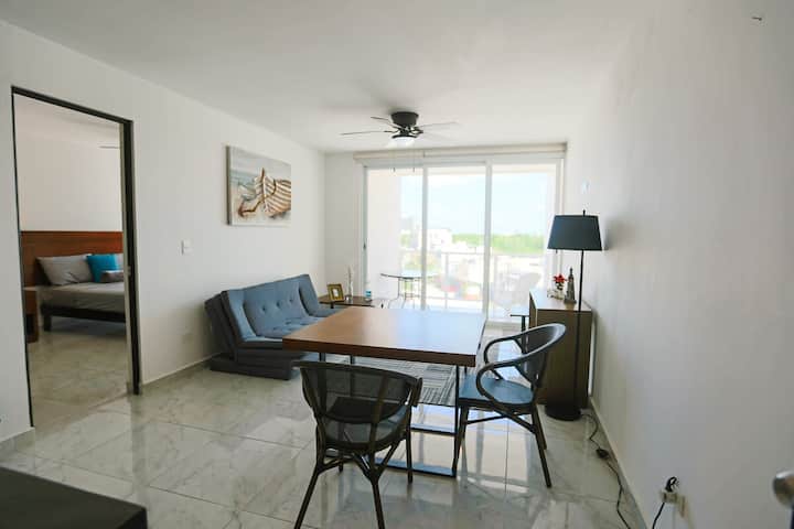 Large One-bedroom Apt Near Isla Mujeres Ferry. - Cancún