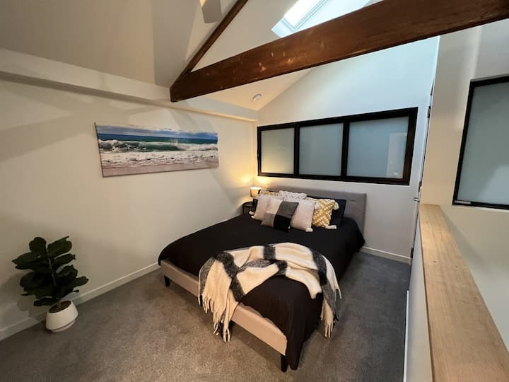 Apt With Aircon & Loft Bedroom, Great Location - Aberdeen