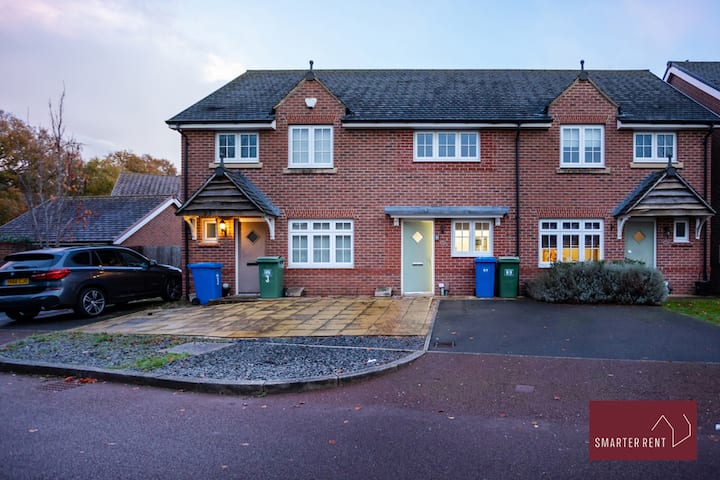 Bracknell - Driveway Parking, Garden, 2bed - Bracknell