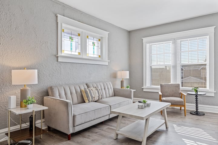 South City First Floor 2 Bedroom Apartment - Kirkwood, MO