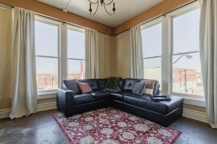 Upbeat 2 Bedroom Loft In The Heart Of Downtown! - Springfield, MO