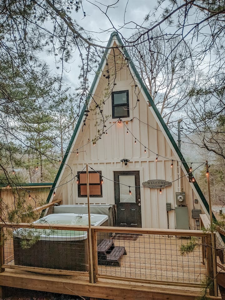Spring Break In The Mountains| Hot Tub | Firepit - Tennessee