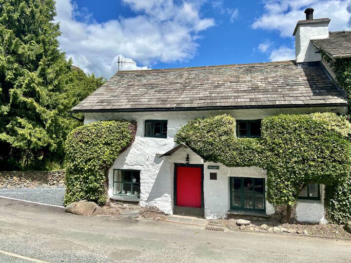 Beautiful, 17th Century Lake District Cottage Close To Village And Mountains - Hawkshead