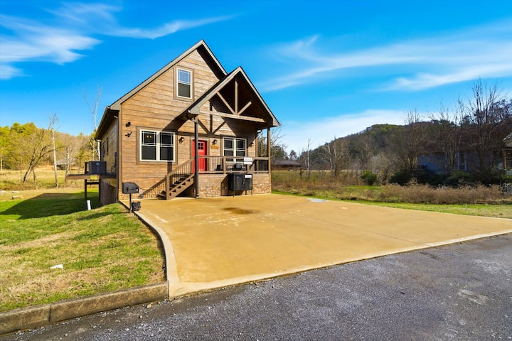 New 3 Br Next To Creek, With $600 Free Amenity - Pigeon Forge, TN