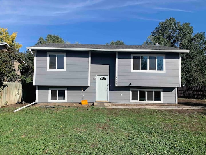 Cheerful 4 Bedroom Home With Peaceful Backyard - Rapid City, SD