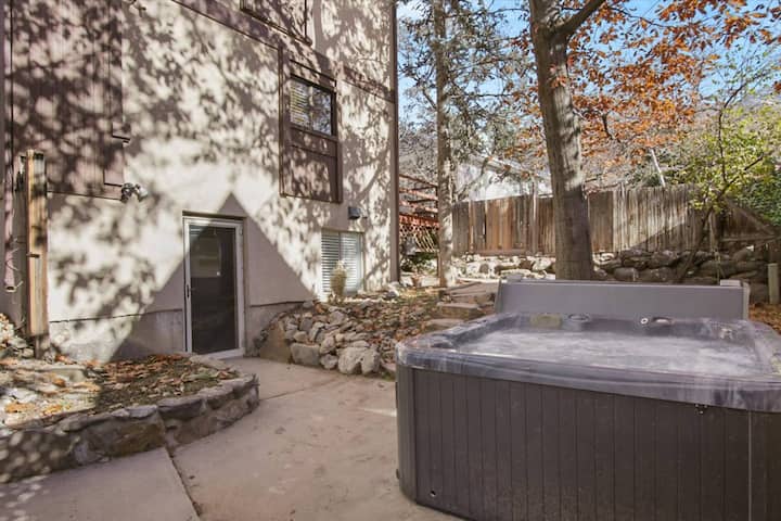 Sandy Retreat: Private Hot Tub, Near 7 Ski Resorts - Sandy, UT