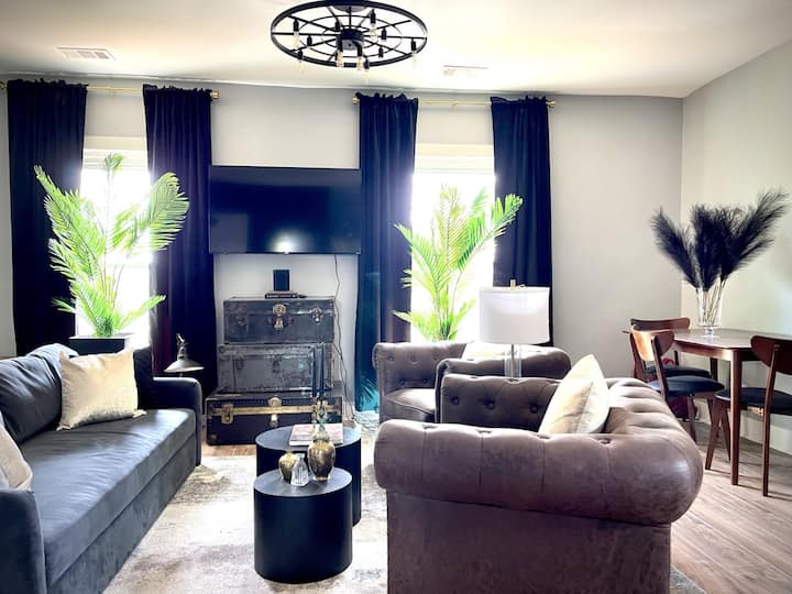 Spacious 7-bedroom Home In Evanston - Evanston, IL