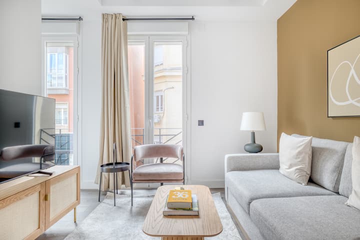 Blueground | Chamberi, Decor & Furniture - Madrid