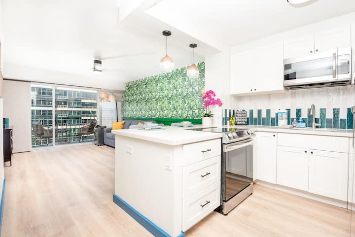 2 Bedroom Condo- Full Kitchen - Honolulu, HI