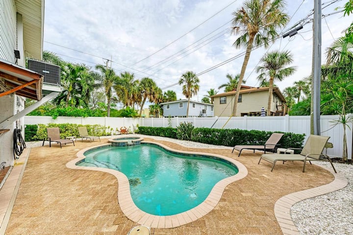 Island Breeze: Steps To Beach, Heated Pool & Spa - Anna Maria, FL