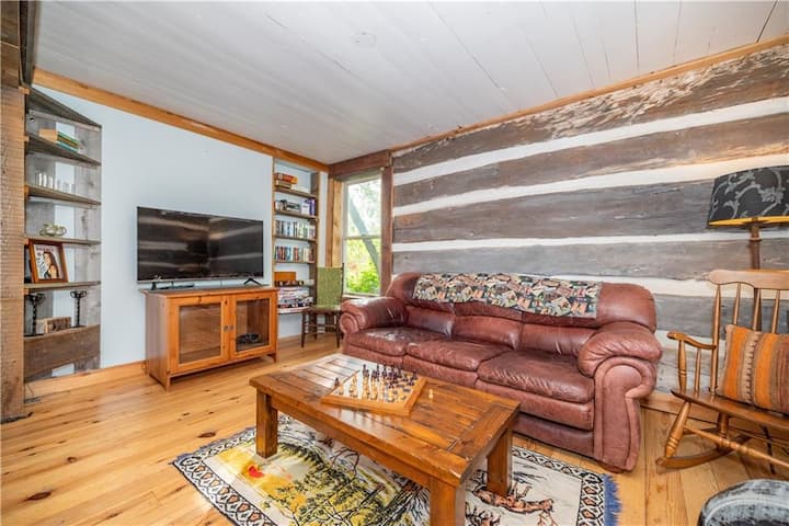 Rustic Square Timber Home | Ideal For Long Stays! - Ontario